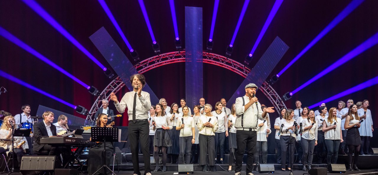 Ein Fest der Stimmen und Herzen: Das 20. Jubiläum des Weihnachtskonzerts des Gospelchors "Golden ...