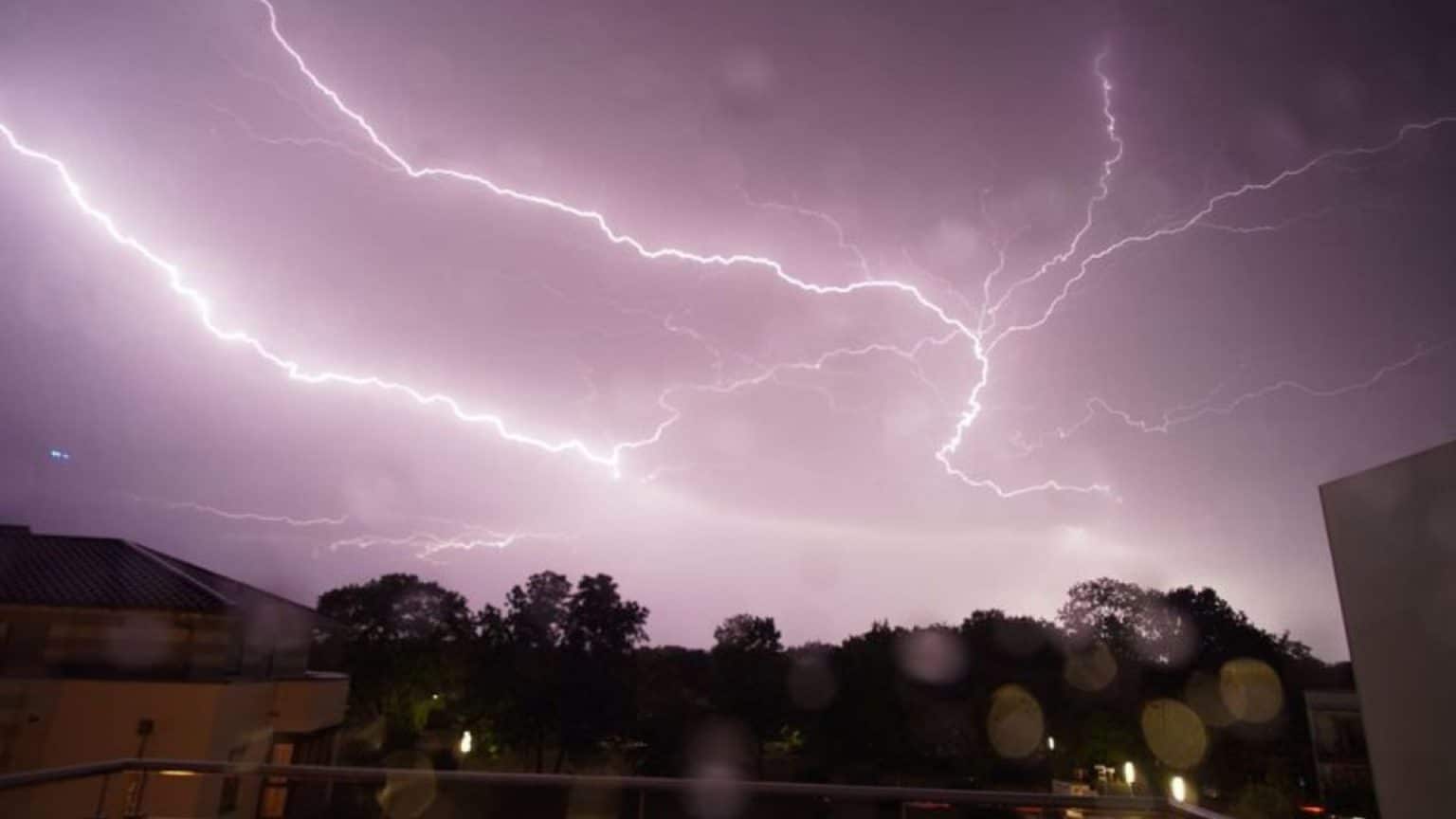 Amtliche Unwetterwarnung für Baden-Württemberg: Heftiger Starkregen und Sturmböen am Montag den ...